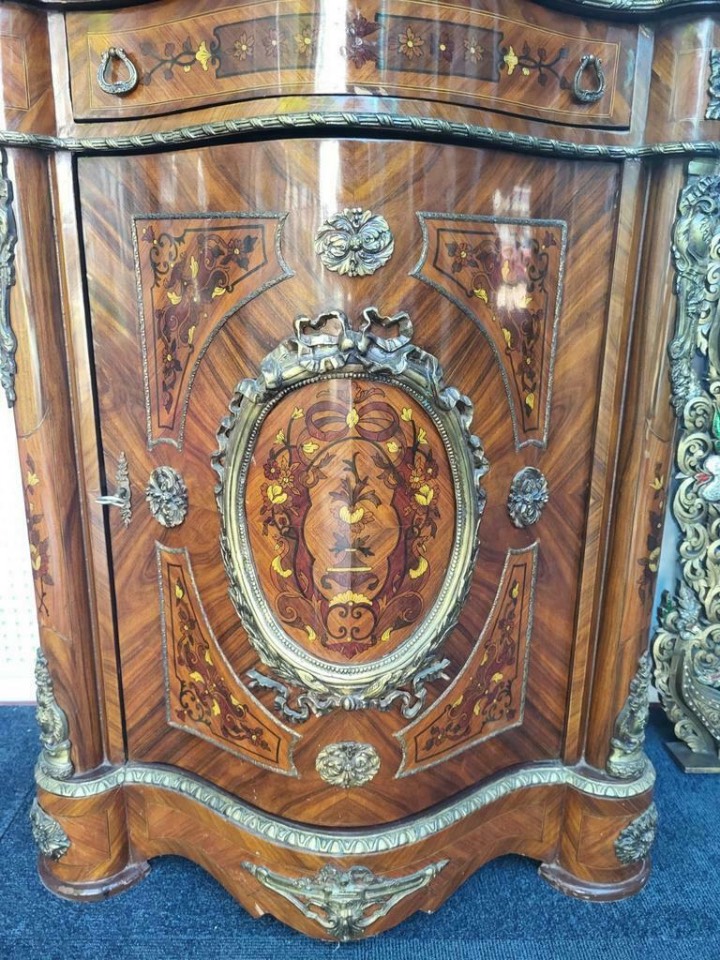 Bekijk Rococco Barok Kast Met Marmeren Blad & Koperen Details op Reliving