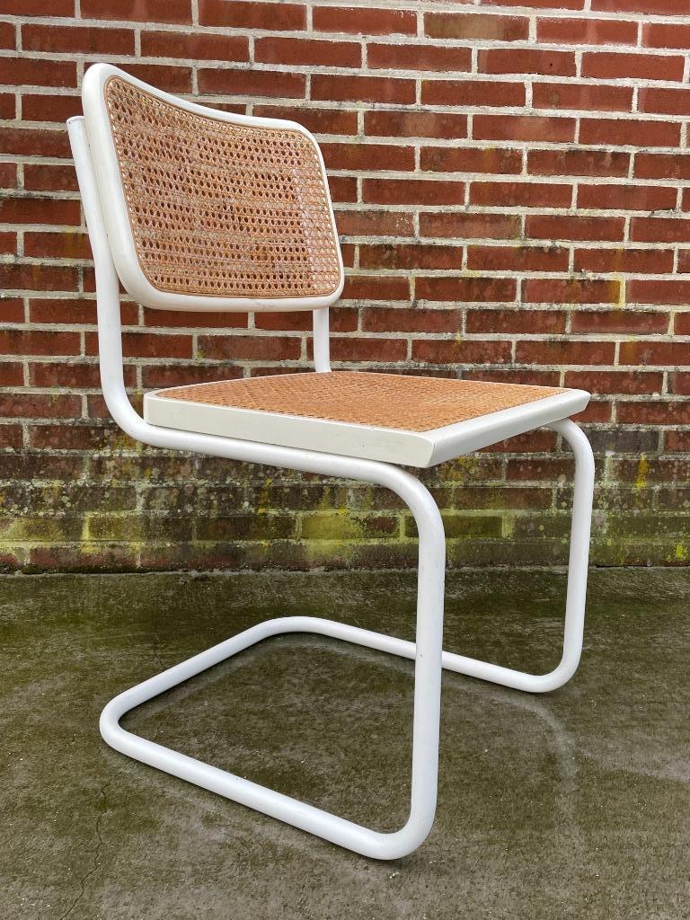 Bekijk Vintage Set 4 Stoelen Model Cesca B32 In Wit Marcel Breuer op ...