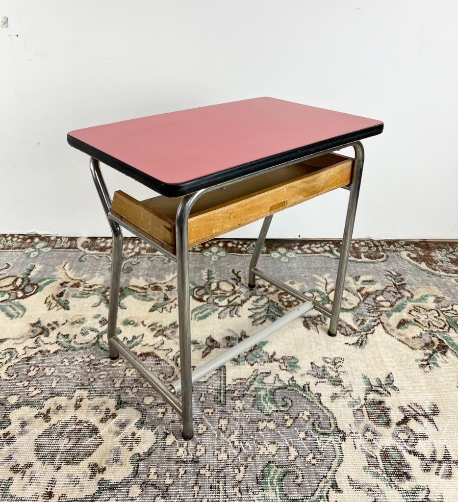 Bekijk Klein Vintage Schoolbankje Uit Italië, 1960’S op Reliving 🤩