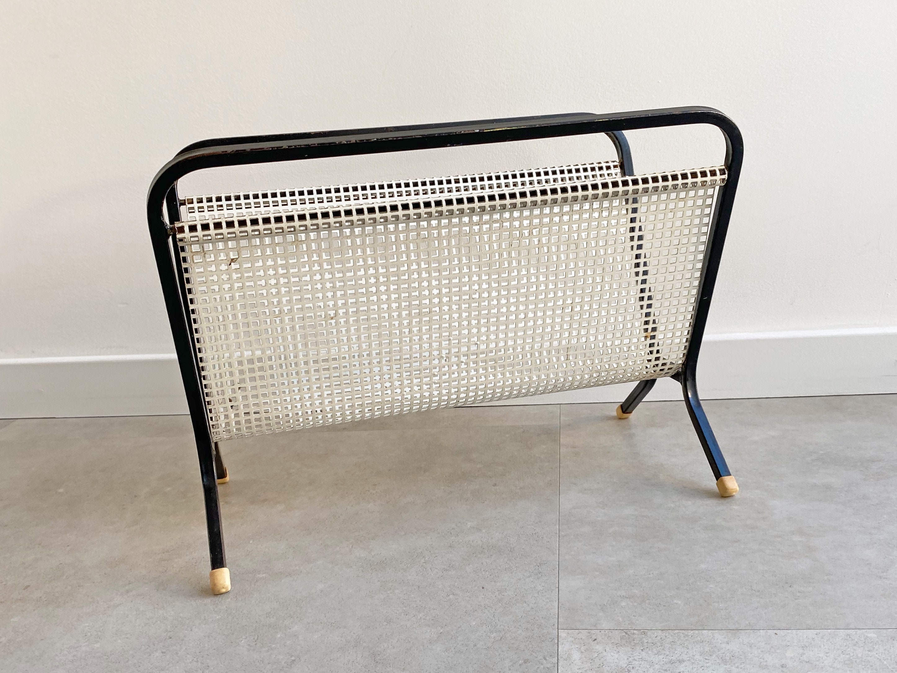 Bekijk Vintage Geperforeerd Metalen Tijdschriftenrek / Krantenmand ...