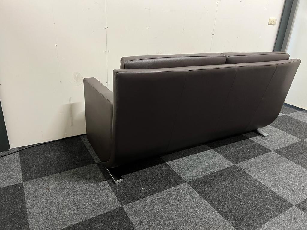 Bekijk Leolux Timandra - 2,5 Zits Bank - Bruin Senso Leder - Zgan! op ...