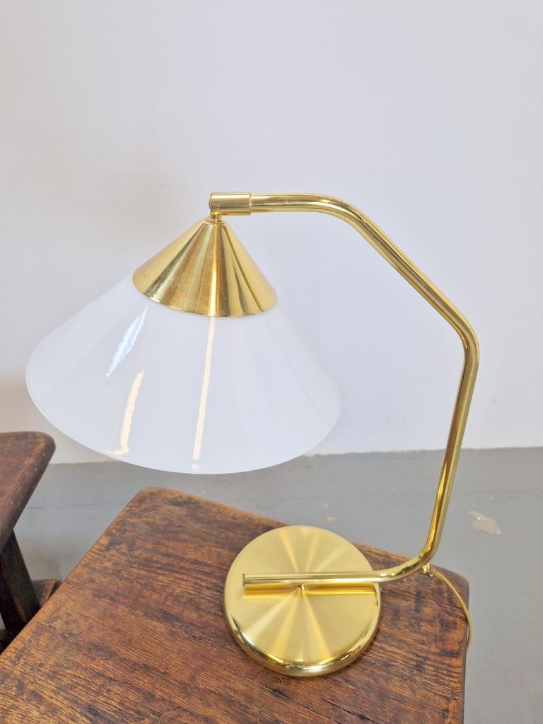 Bekijk Vintage Tafellamp Messing Melkglas Bankierslamp '70 Regency op ...