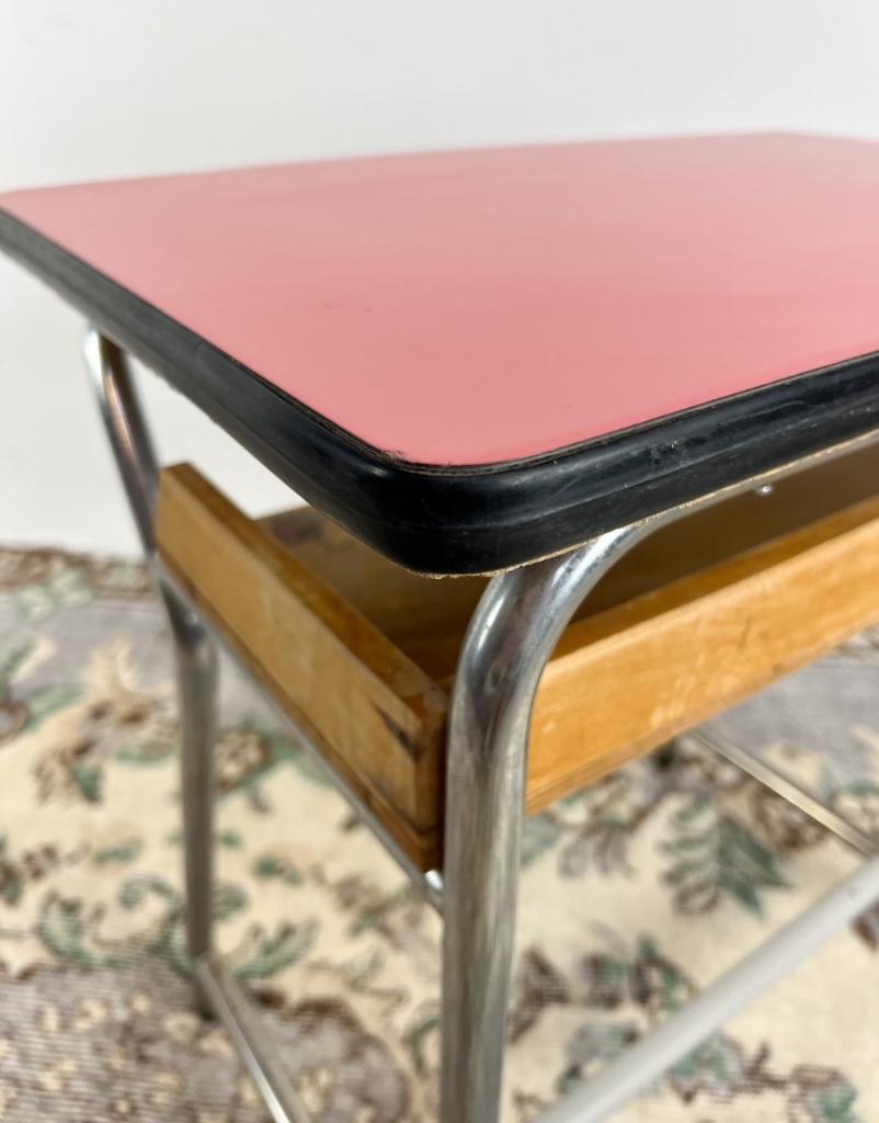 Bekijk Klein Vintage Schoolbankje Uit Italië, 1960’S op Reliving 🤩
