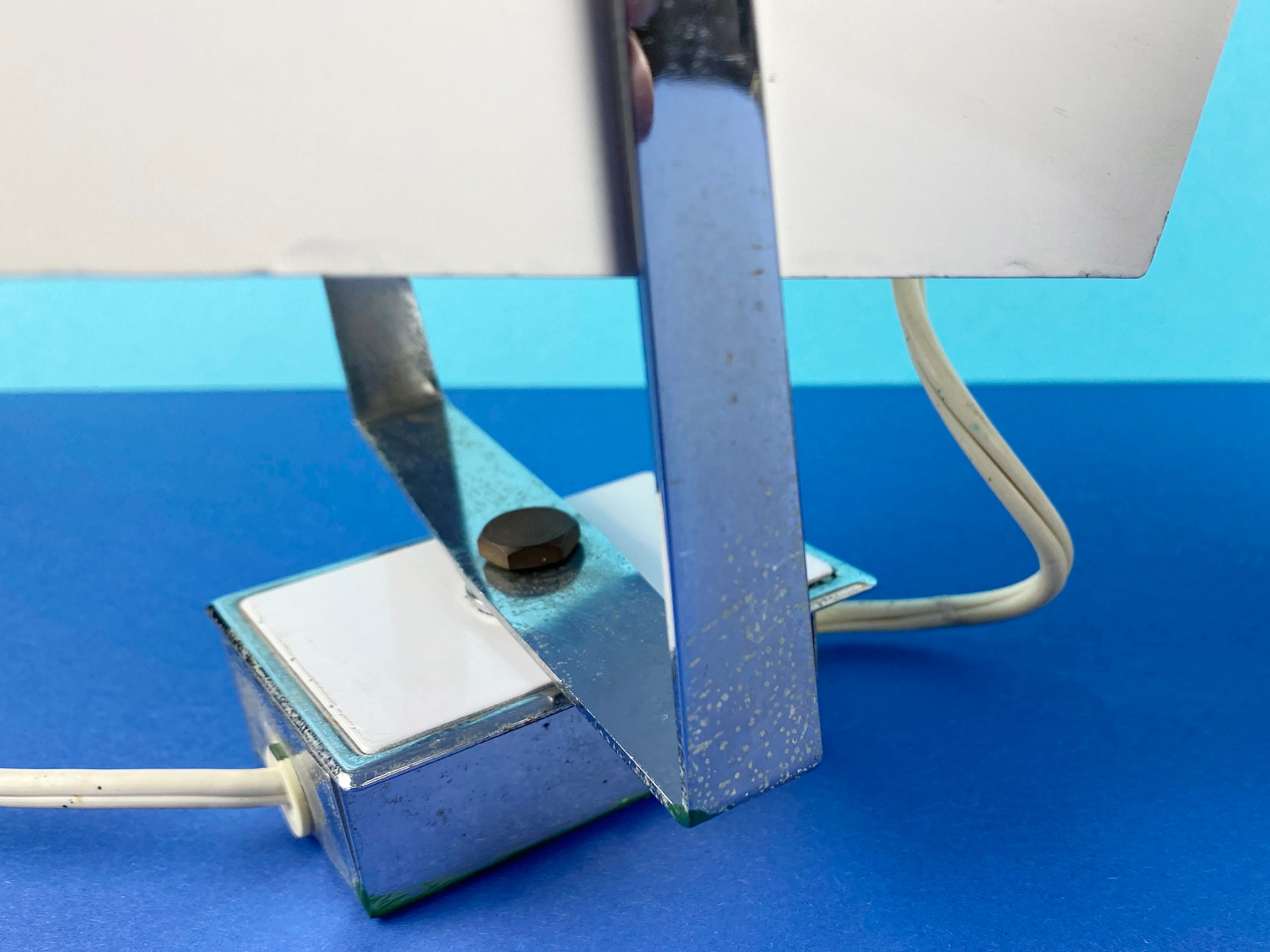 Bekijk Reeks Van 2 Uitstekende Witte Metaal Muur Schansen, Medio Eeuw ...