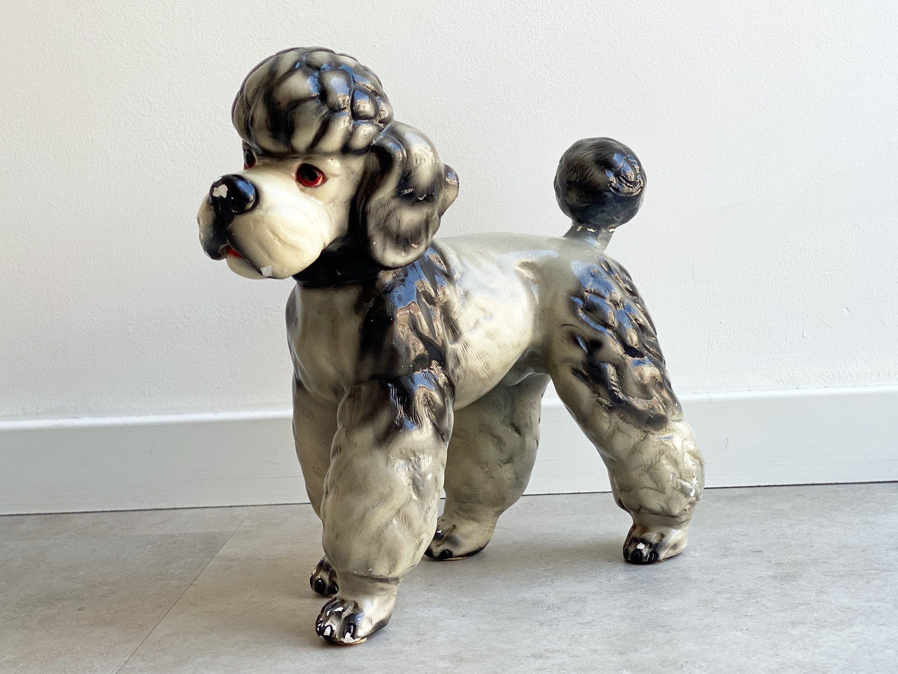 Bekijk Vintage Hollywood Regency Hond - Poedel Beeld op Reliving 🤩