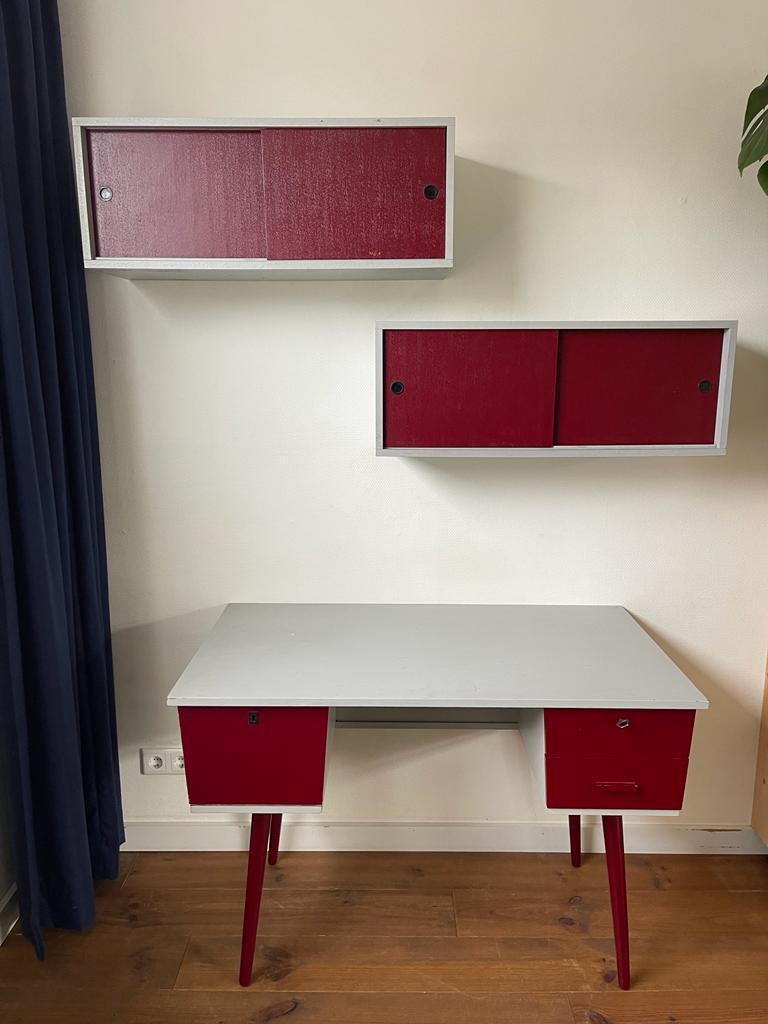 Bekijk Vintage Jaren 70 Bureau Rood/Grijs Met Wandkastjes op Reliving