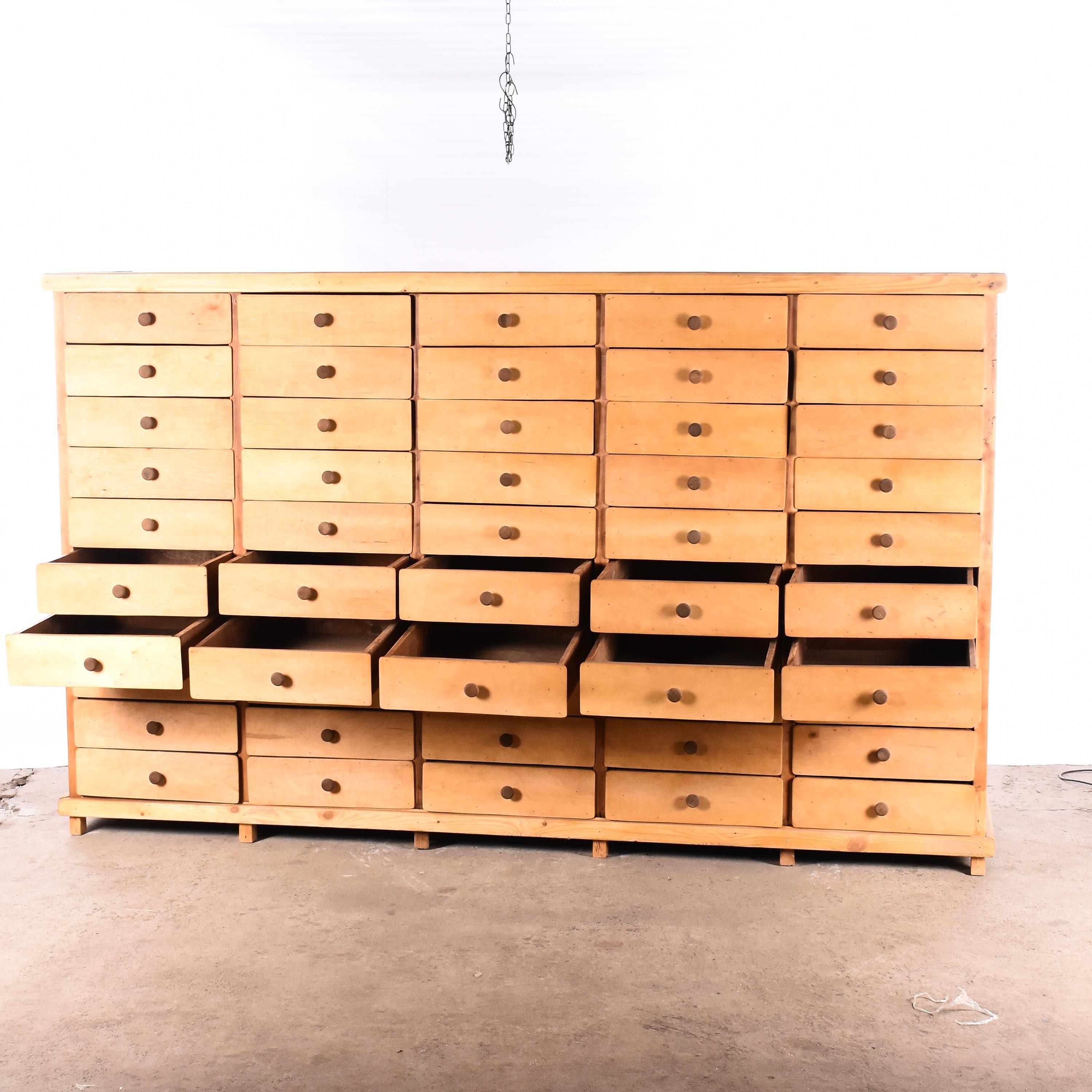 Bekijk Grote Brocante Ladekast | Vintage Ladenkast | Industriele Kast ...